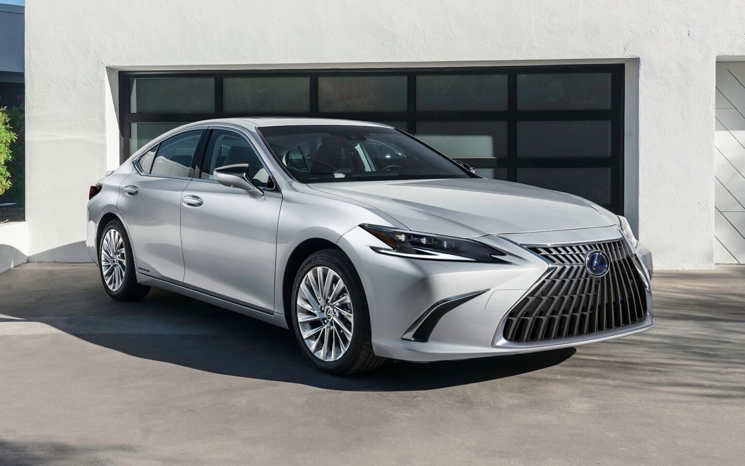 Top Five Luxury Cars for Women - Elixuer Magazine